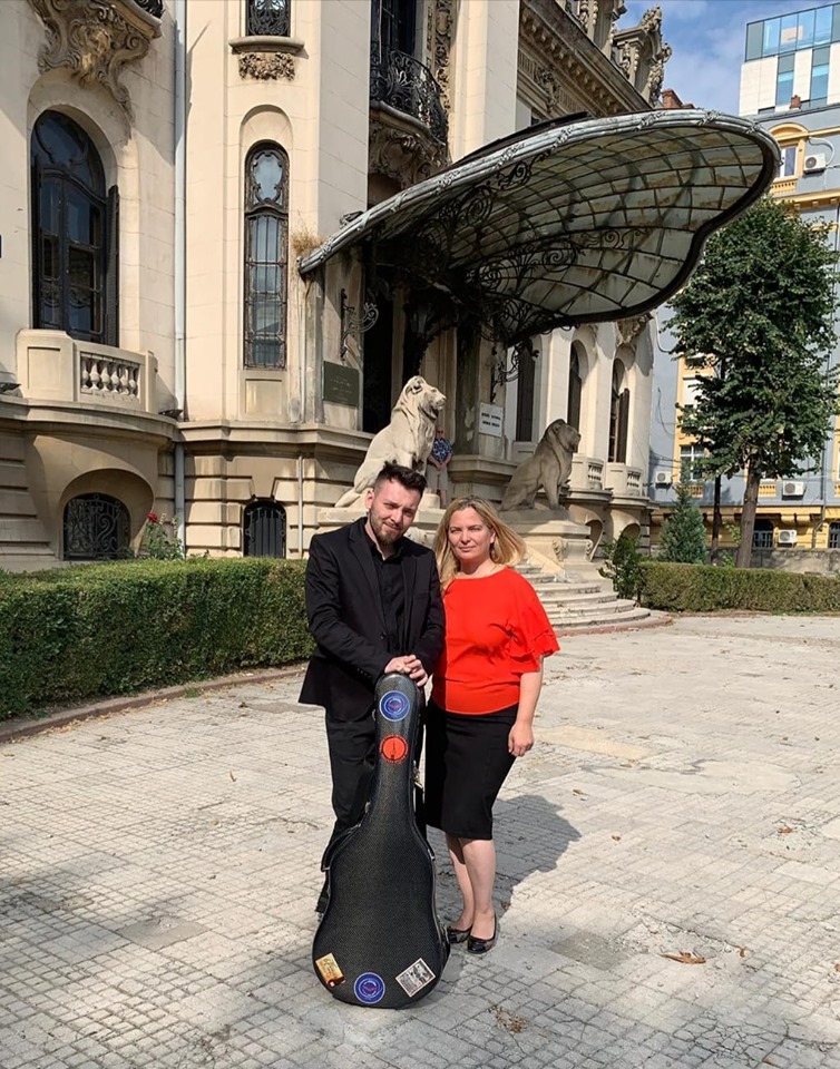 Profesor al Școlii Populare de Arte din Pitești, pe scena Festivalului ...