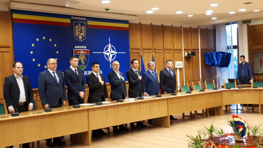 Vezi IMAGINILE. Noua echipă a Prefecturii Argeș, la depunerea ...