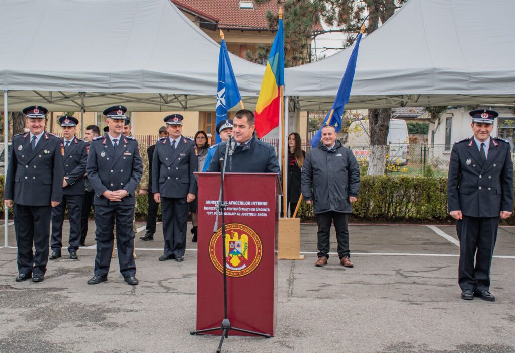 La ceremonialul militar de trecere in rezerva, colonelul Bogdan Olar a ...
