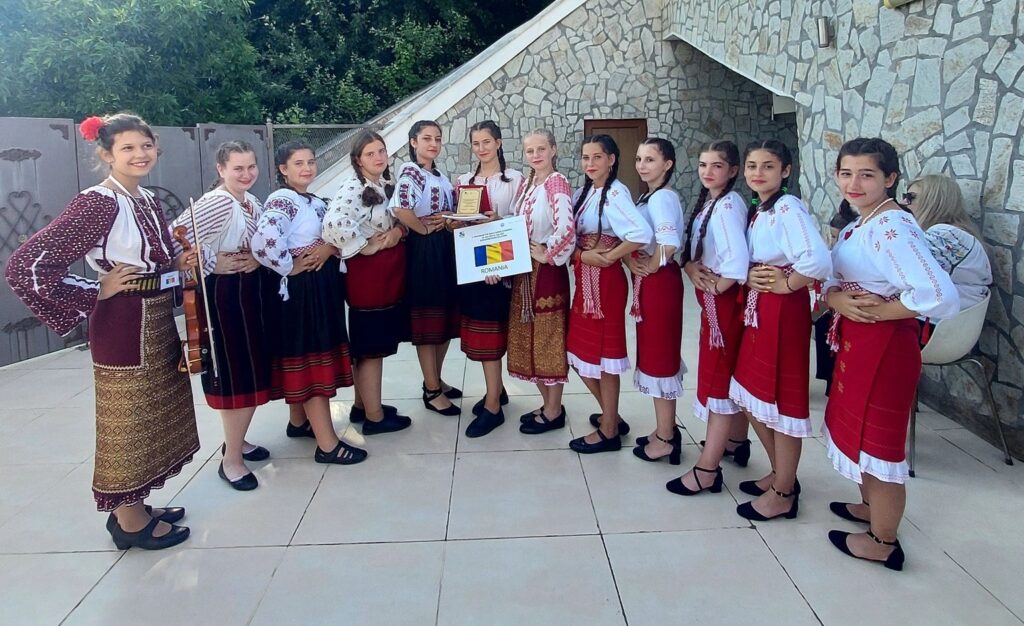 Ansamblul Brauletul din Titesti, la Festivalul International de Folclor ...