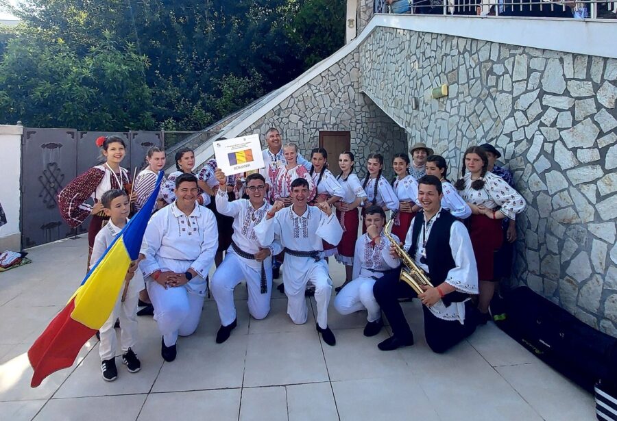 Ansamblul Brauletul din Titesti, la Festivalul International de Folclor ...