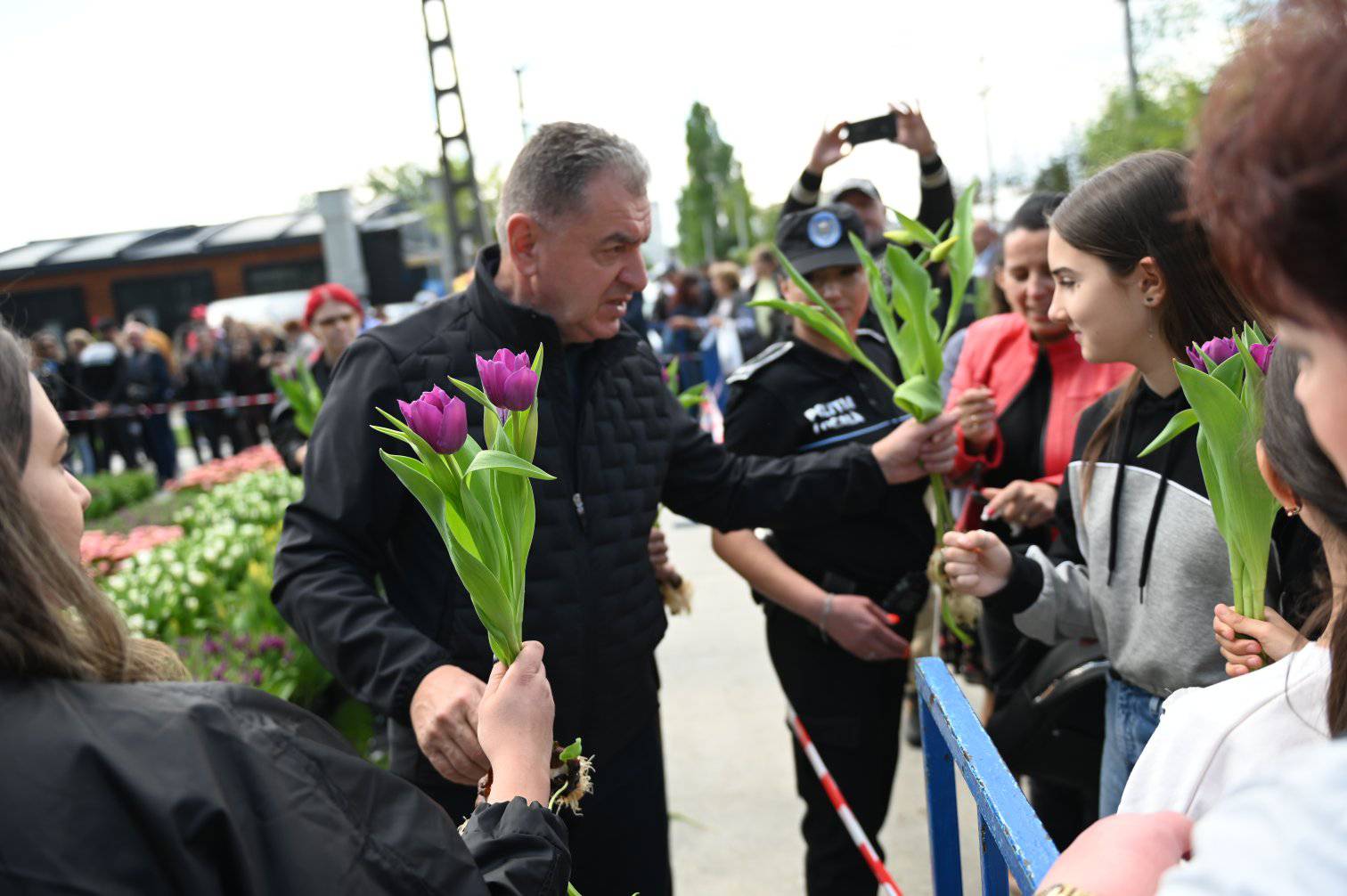 20 000 de lalele cu bulbi au fost oferiți de municipalitate la Simfonia ...