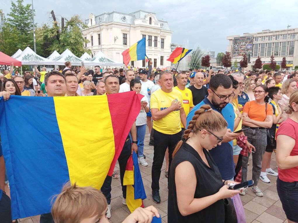 Piata Primariei Pitesti, neincapatoare la meciul Romania – Olanda ...