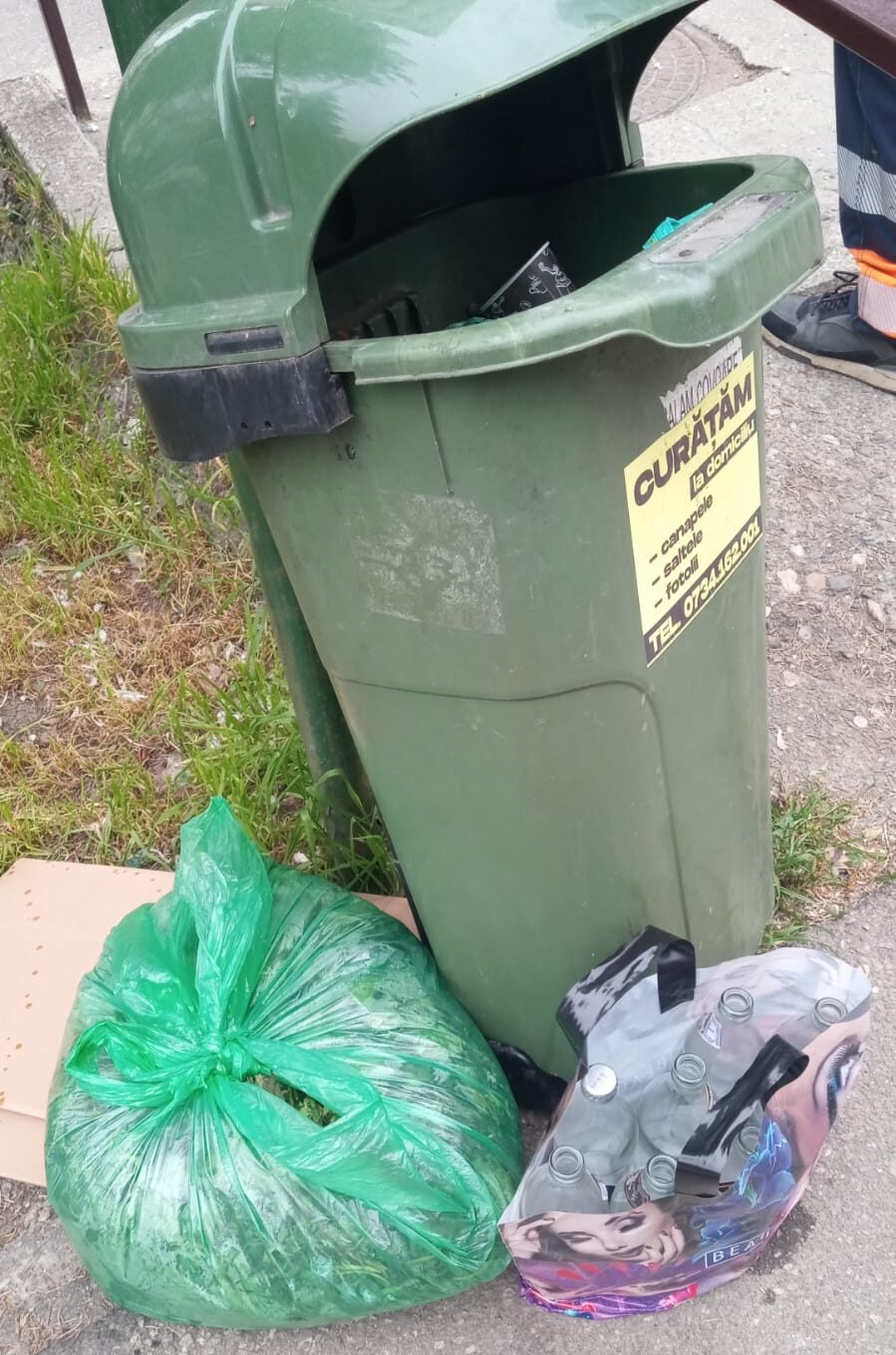 Salubritate 2000 S.A.: Locul sacului cu deșeuri menajere generate în ...